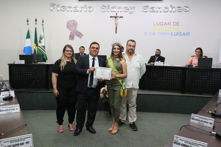 Vencedora de concurso nacional de miss é parabenizada na Câmara de Nova ...