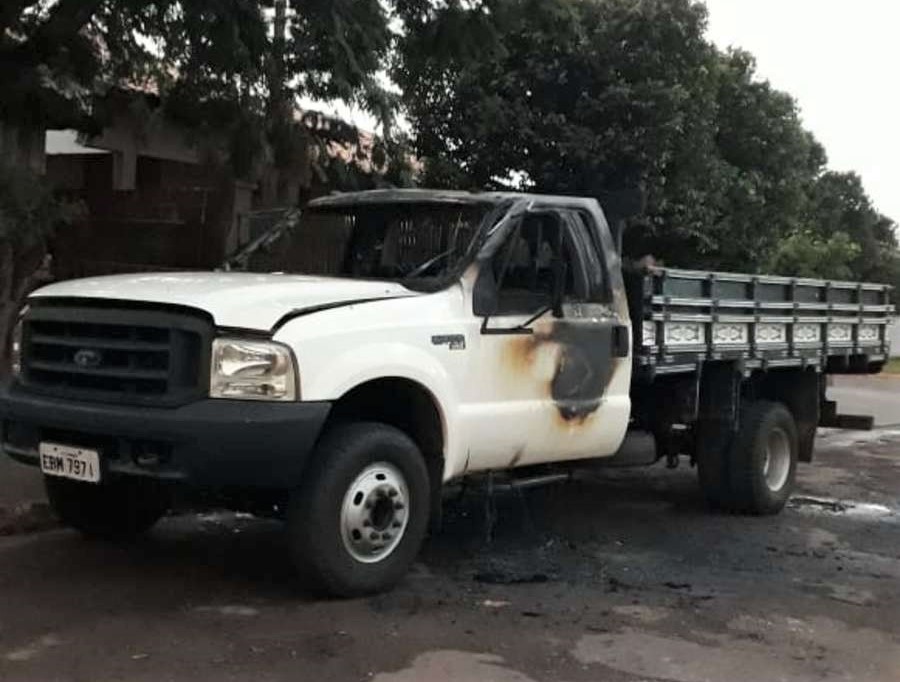 Três veículos são incendiados durante a noite em Caarapó — Jornal da Nova